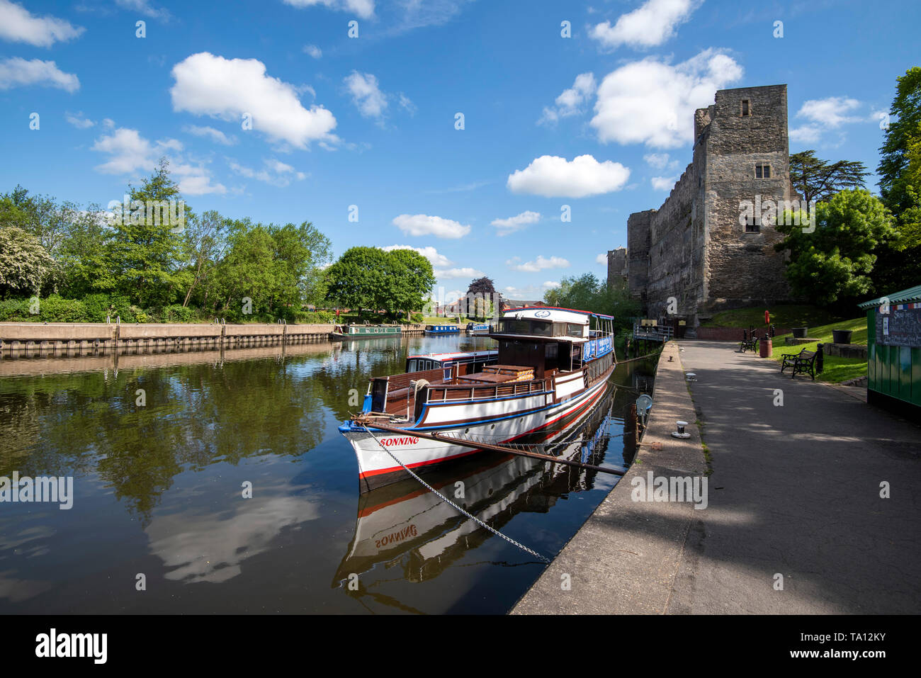 Newark Castle reflected in the River at Newark on Trent ...