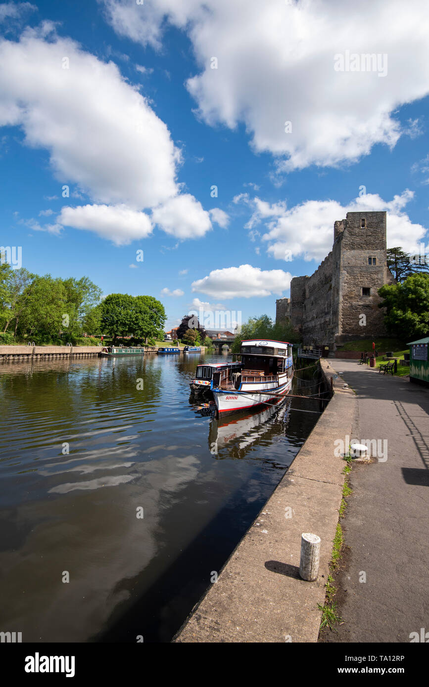 Newark Castle reflected in the River at Newark on Trent ...