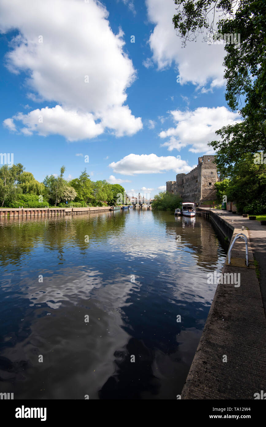 Newark Castle reflected in the River at Newark on Trent ...