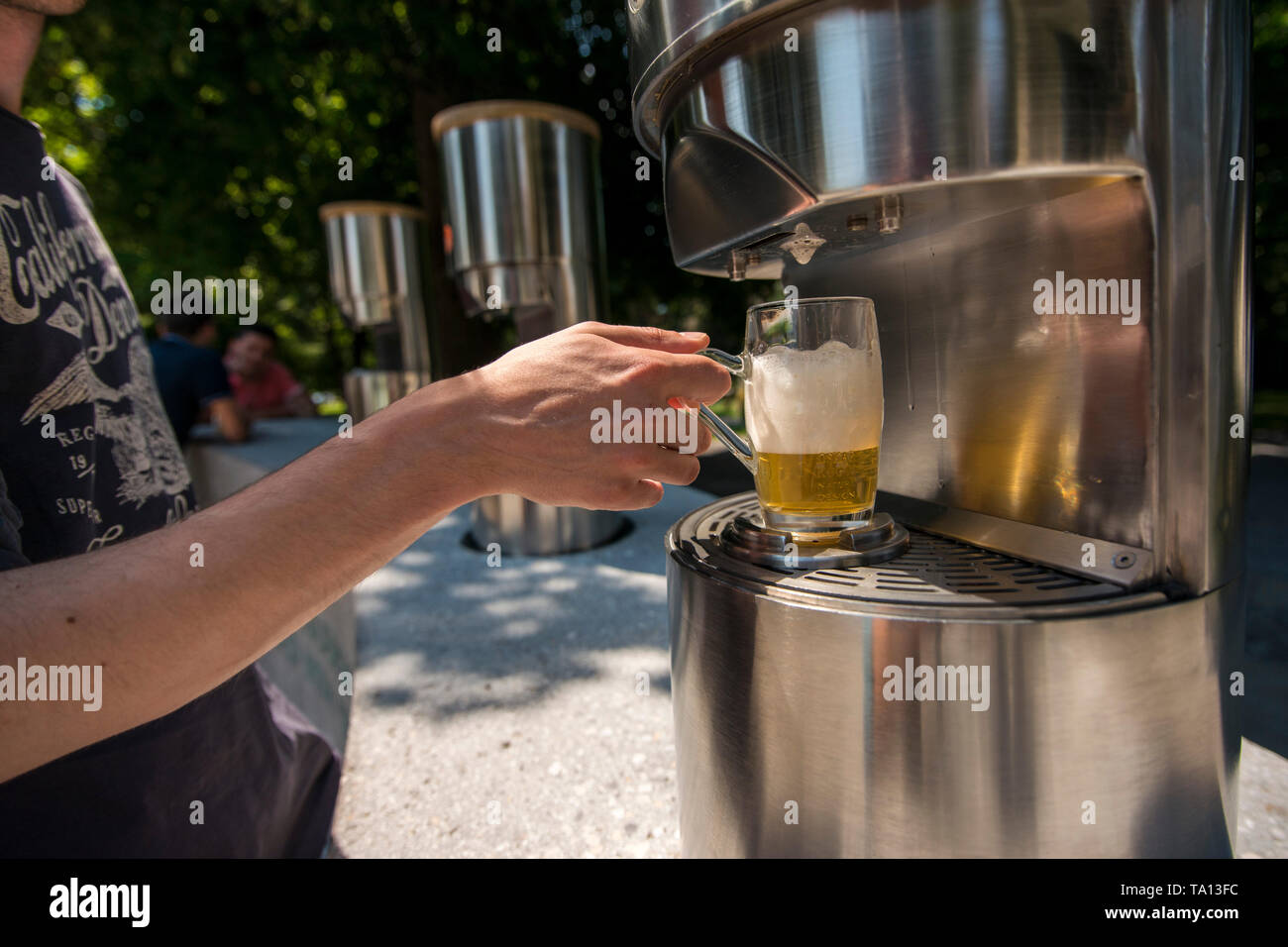 beer tasting at beer fountain Stock Photo - Alamy