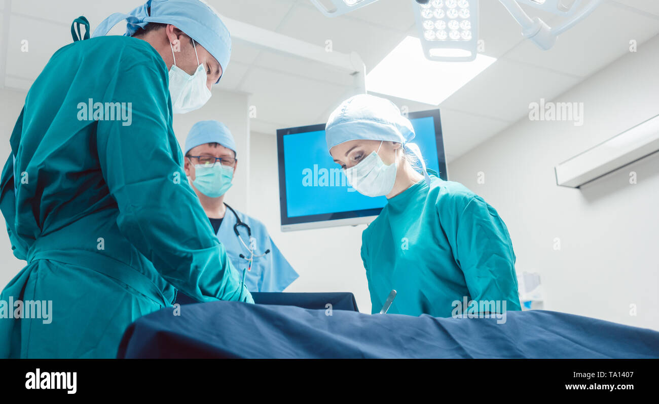Surgeons performing medical operation hi-res stock photography and ...