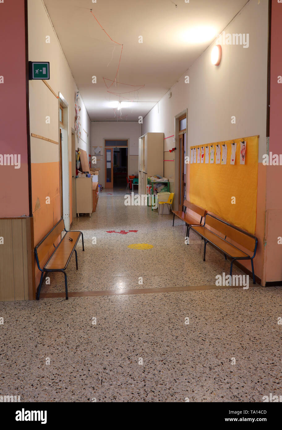 School corridor passageway empty hi-res stock photography and images ...