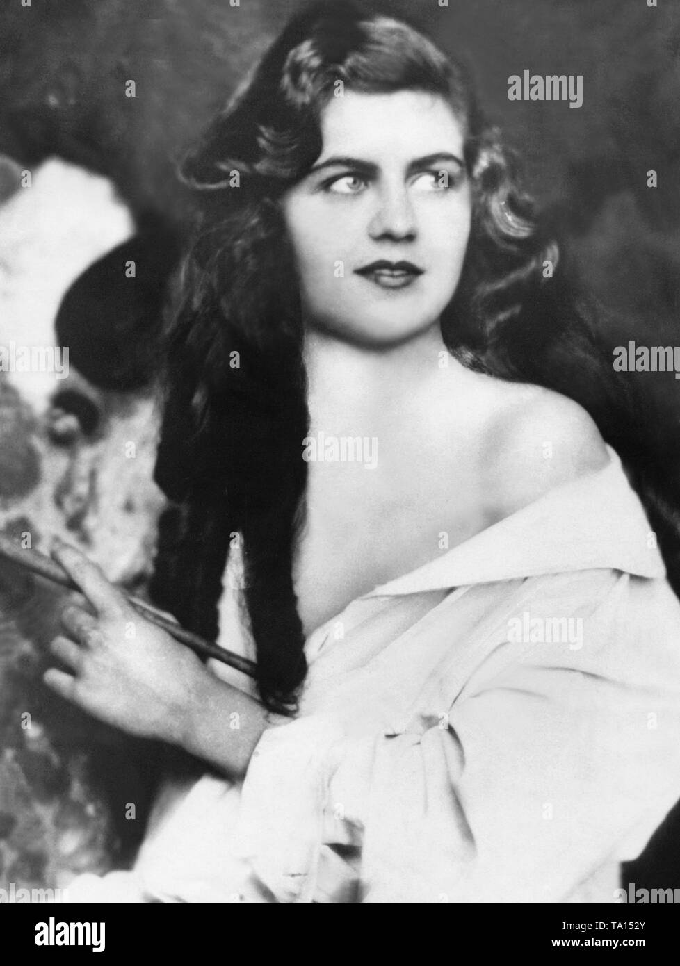 Alma Mamay from New York, former member of the revue "Ziegfeld Follies ...