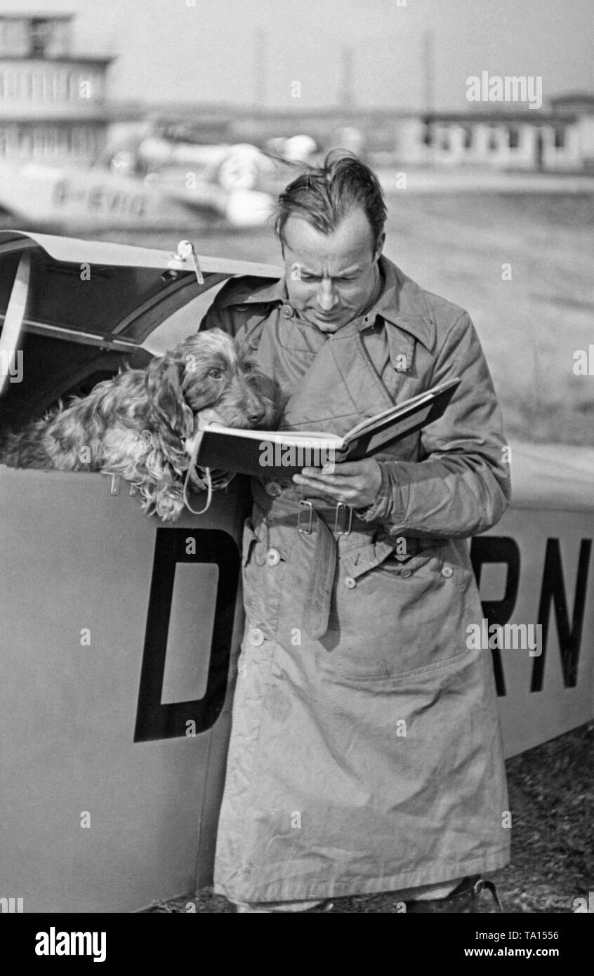 This recording shows the actor Heinz Ruehmann in a film scene on a ...