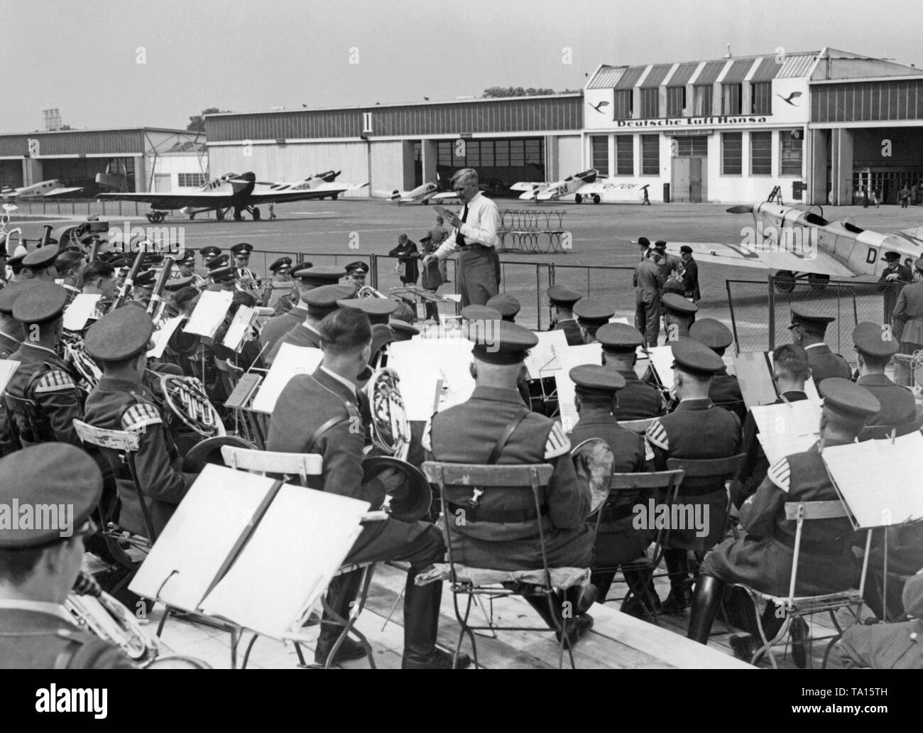 Preparations for the arrival of a zeppelin at Berlin Tempelhof Airport ...