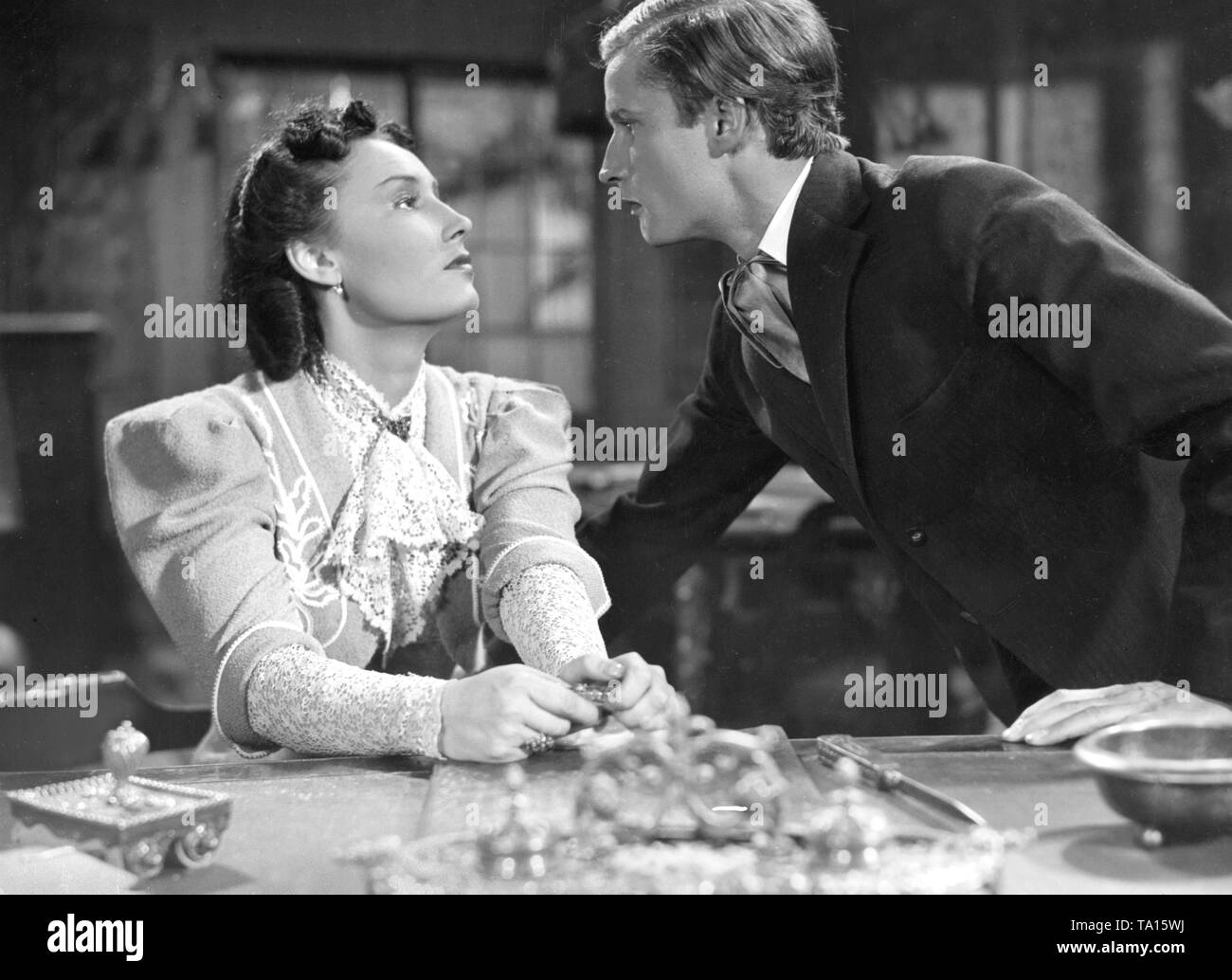 Lida Baarova as Nina Kirileff and Hannes Stelzer as Alexey Nikitin ...