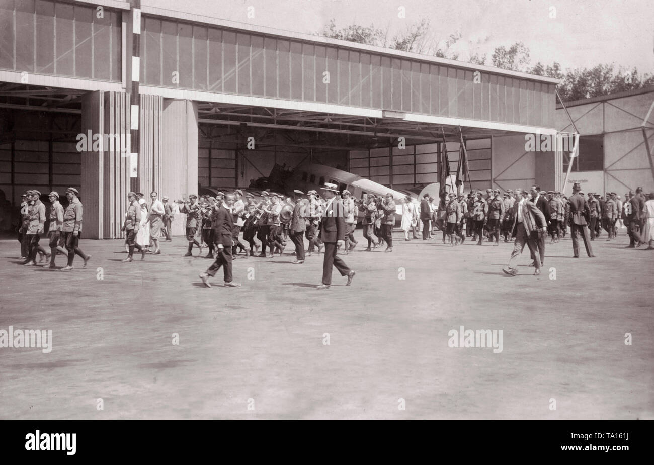 In front of a hangar on the Tempelhof airfield, Red Front fighters are ...