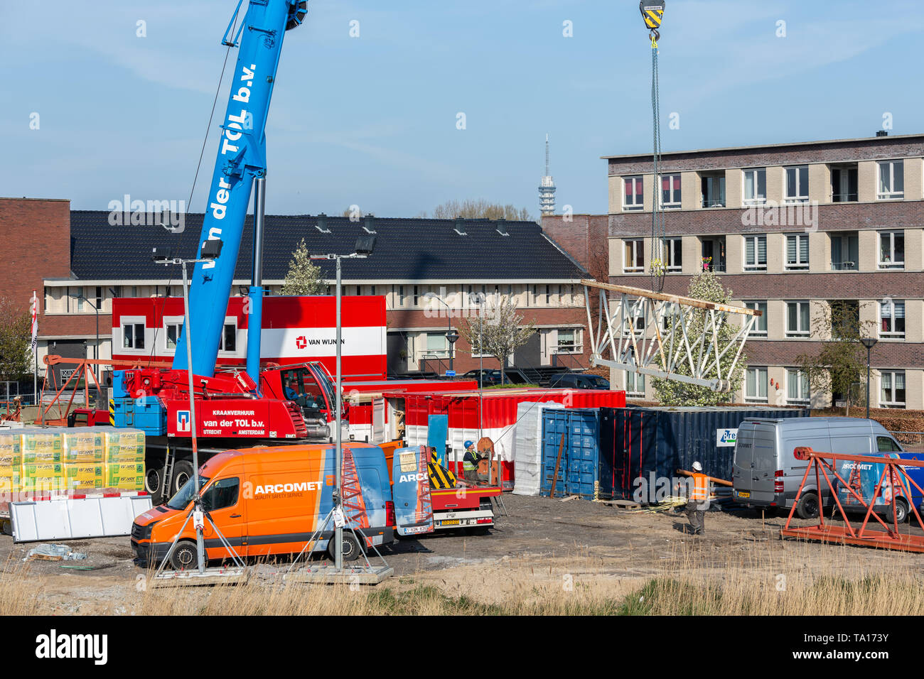 Mobile crane lifting steel frame hi-res stock photography and images ...