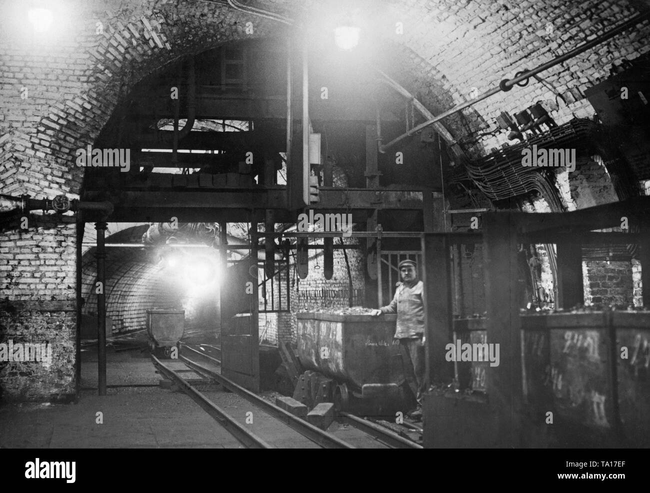 View into a tunnel at the "pit bottom". Here the tunnel shunts off the ...