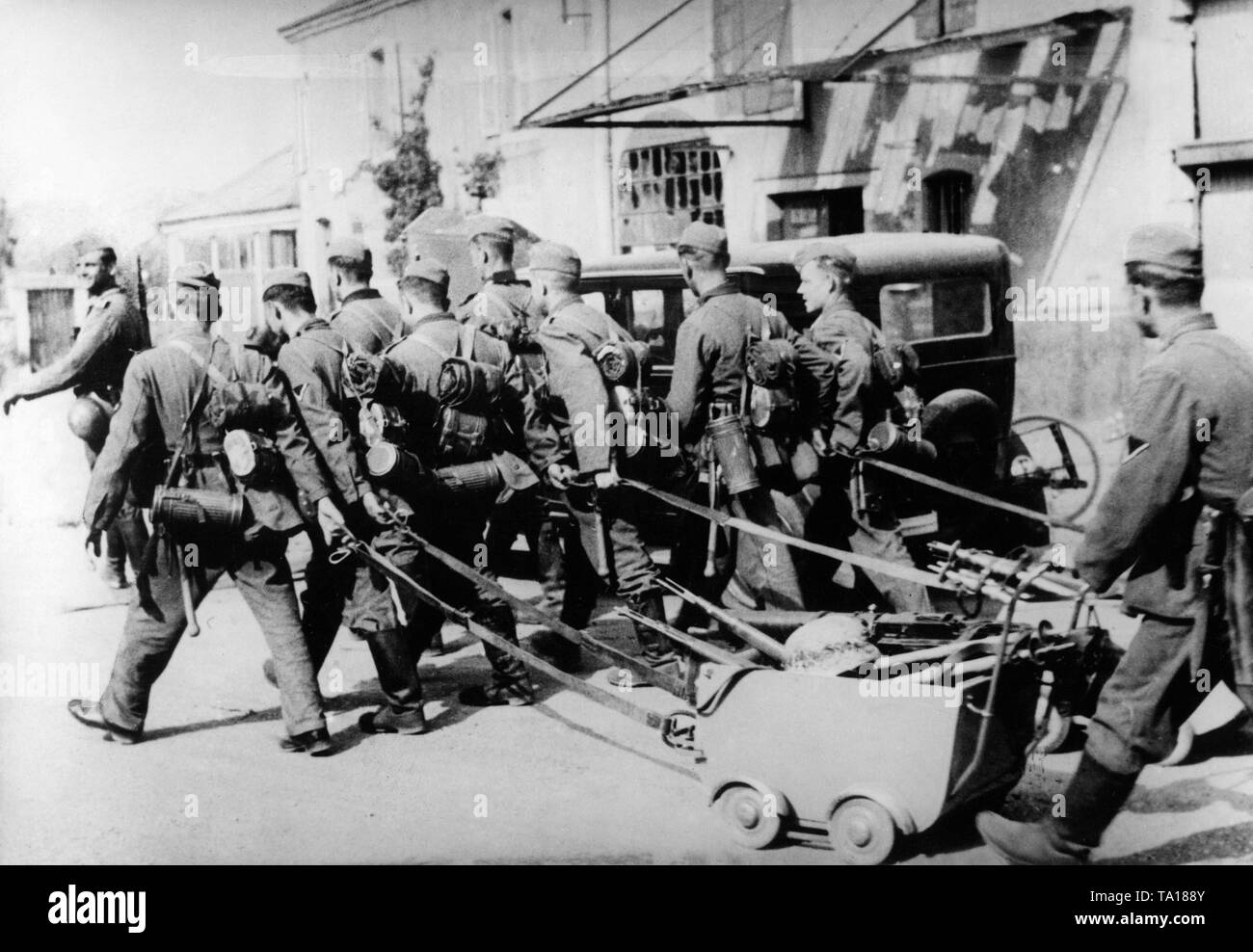 Marching german soldier hi-res stock photography and images - Alamy