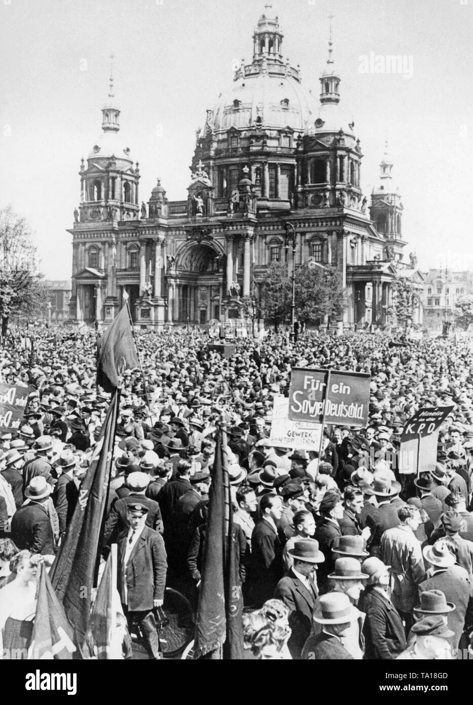 Demonstration of the KPD on May 1 in Berlin. In the background, the ...