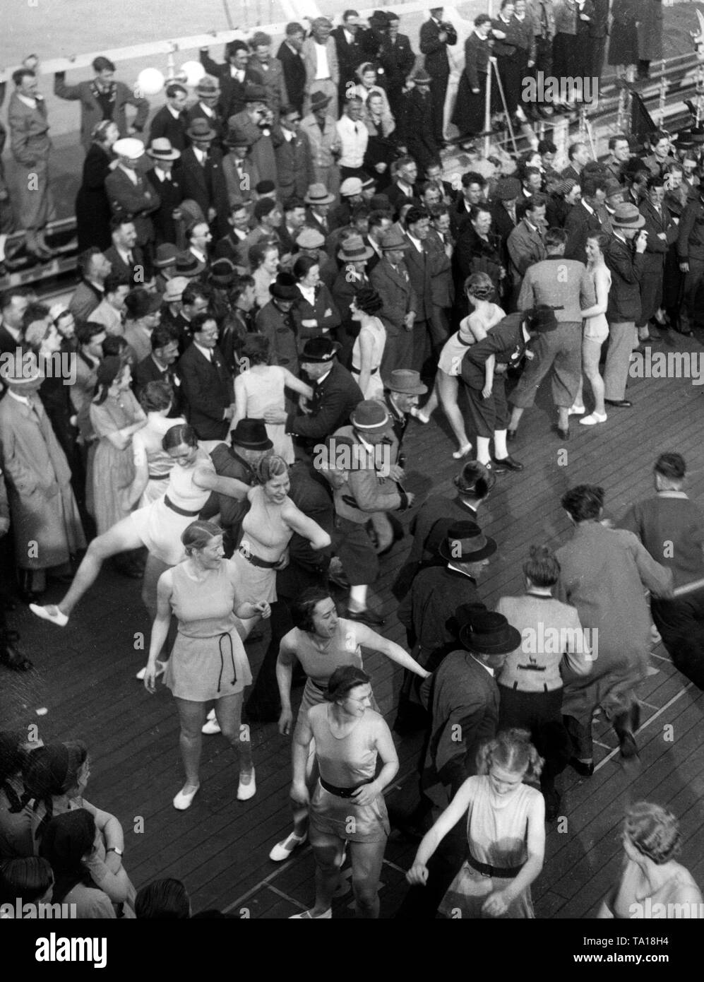 A group of gymnastics teachers call for common gymnastics on board a ...