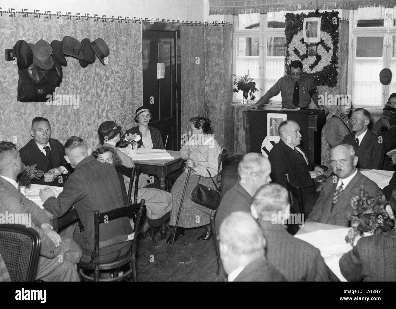 Hitler photo portrait 1940s hi-res stock photography and images - Alamy