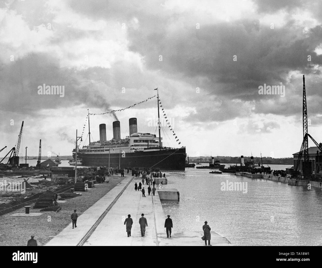 The "Majestic" enters the King George Dock in the port of Southampton ...