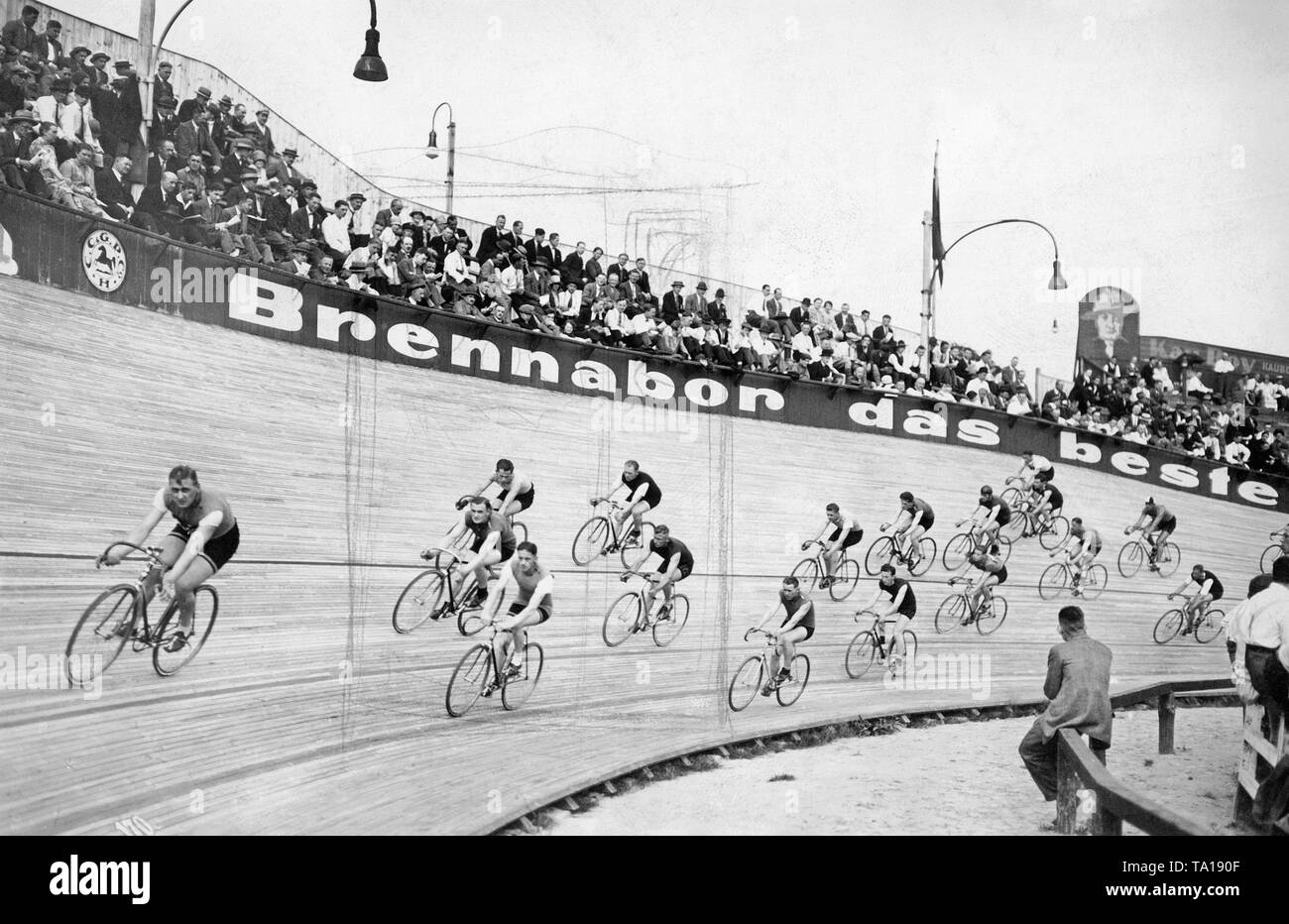 Spectators in an arena hi-res stock photography and images - Alamy