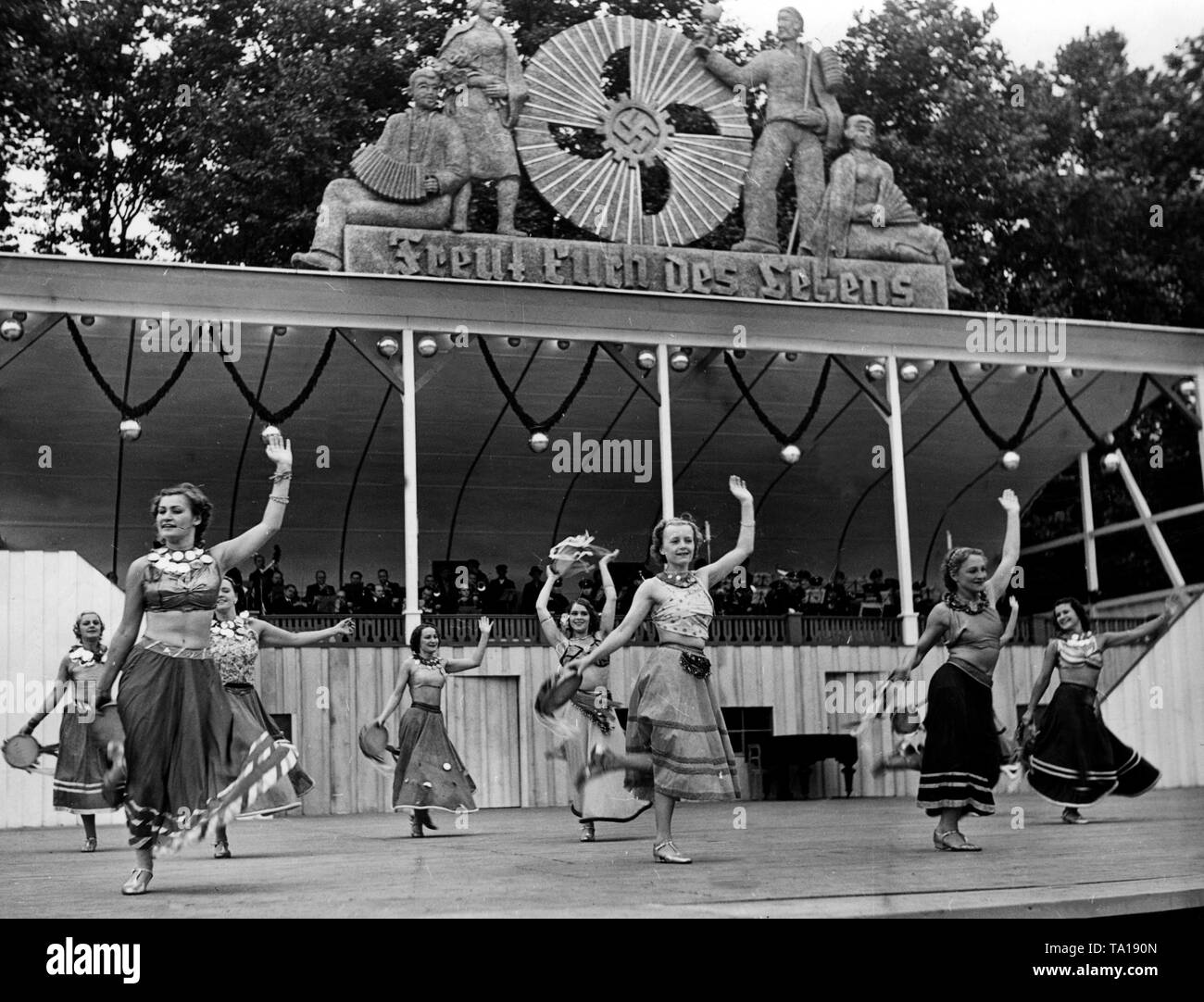 Kdf propaganda poster hi-res stock photography and images - Alamy