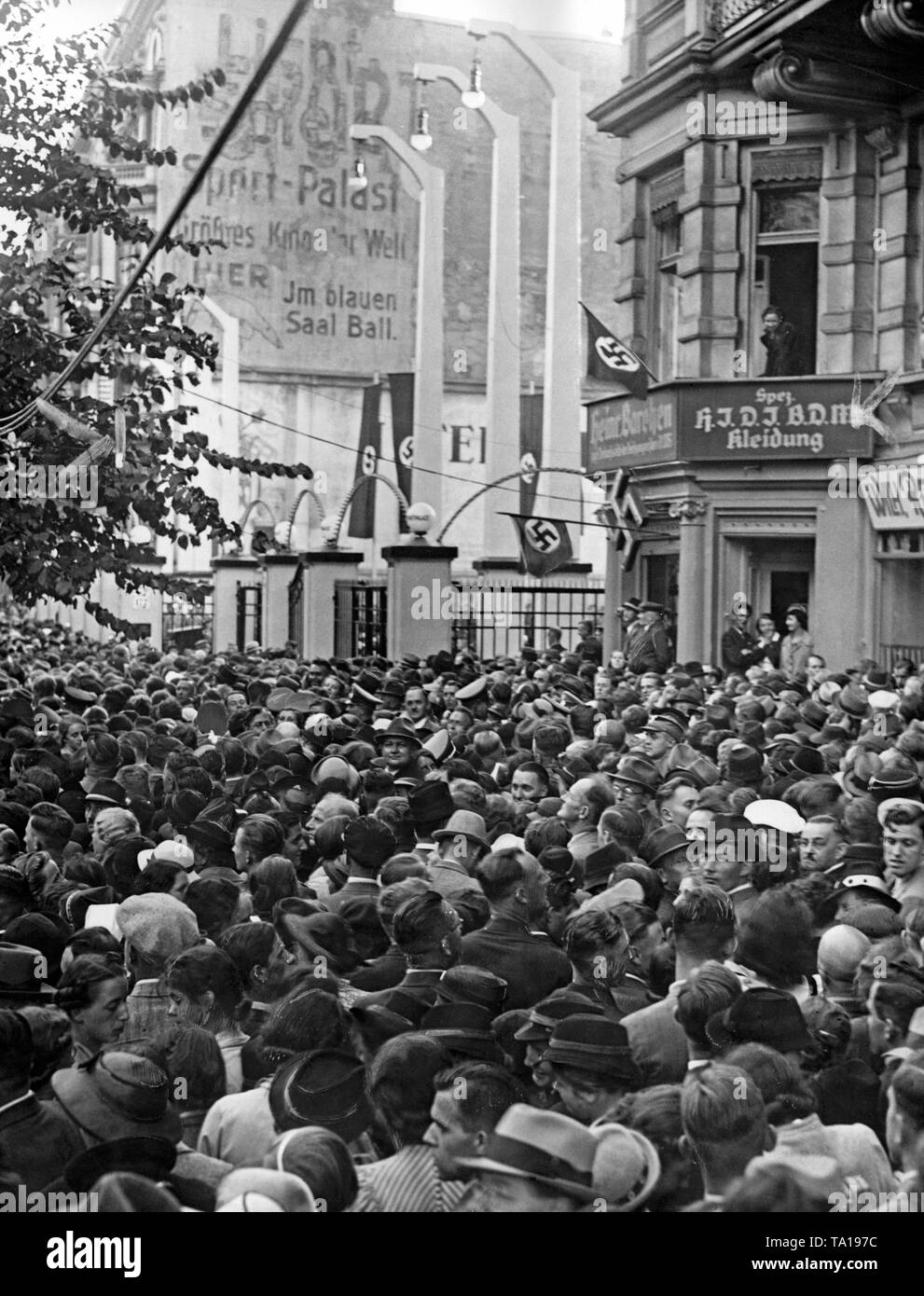 Waiting for the crowds hi-res stock photography and images - Alamy