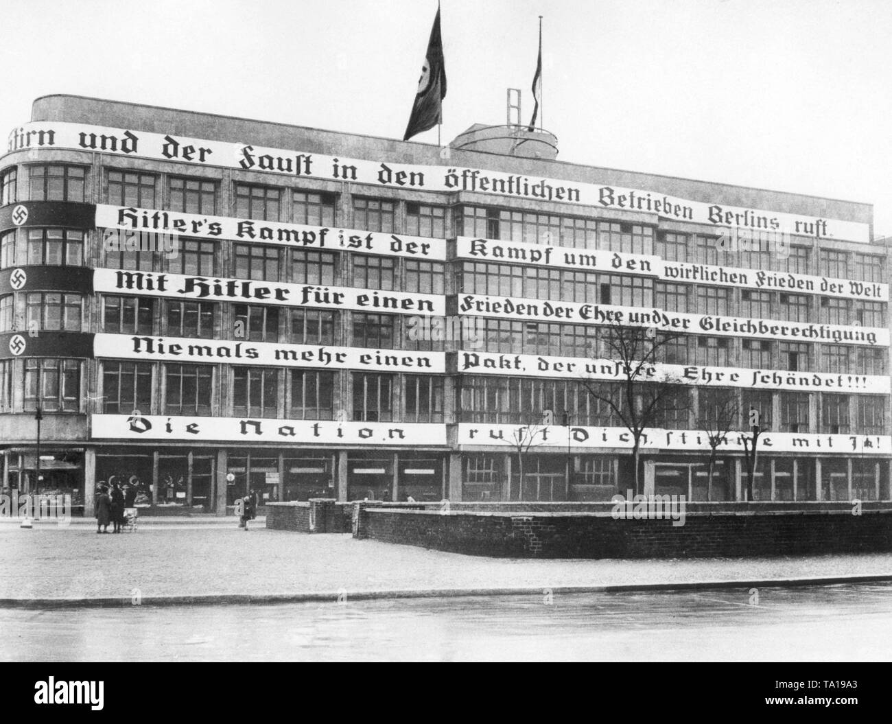 Canvassing at the new union building of the Verband der oeffentlichen ...
