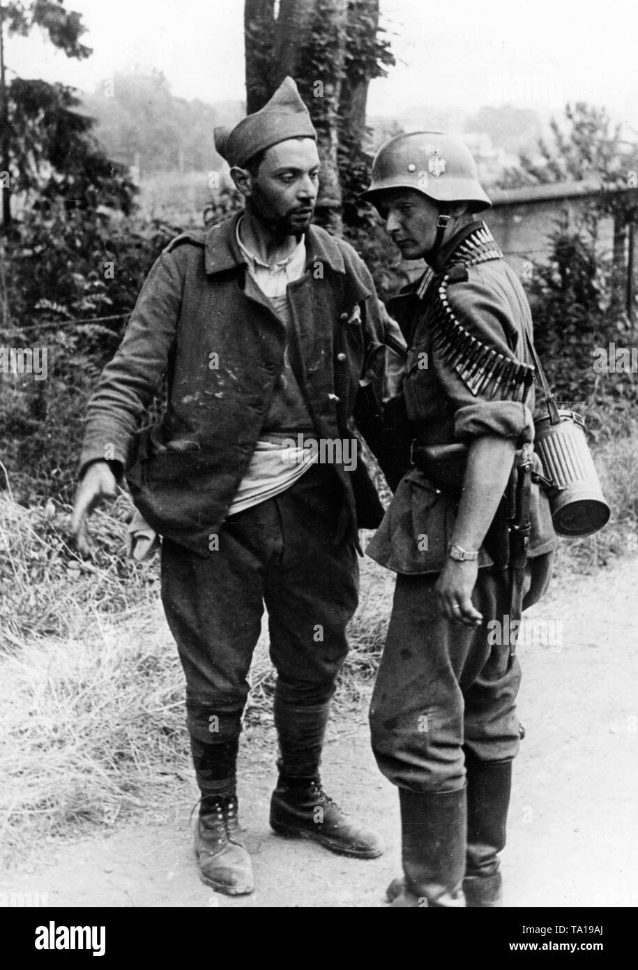 A German infantryman talks to a French prisoner. Photo: v.d. Becke ...