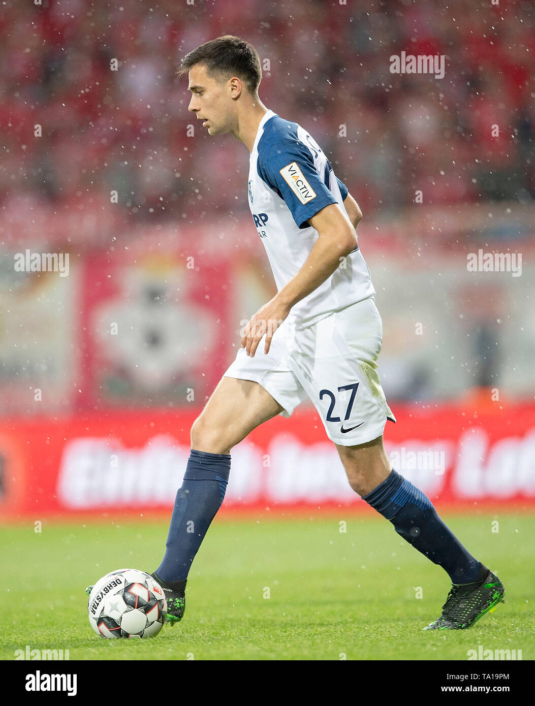 Full length matchday hi-res stock photography and images - Alamy