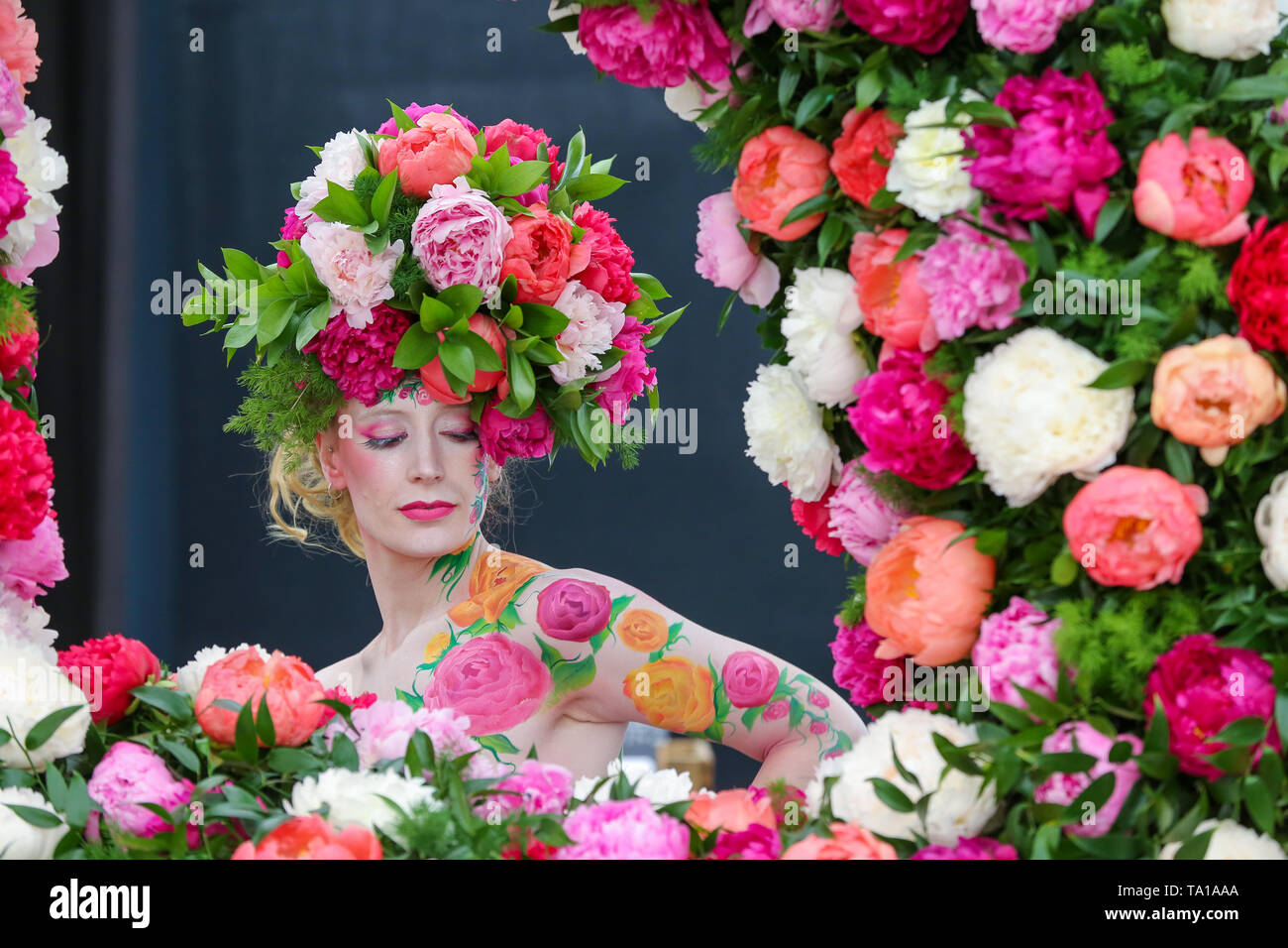 Floral body art hi-res stock photography and images - Alamy