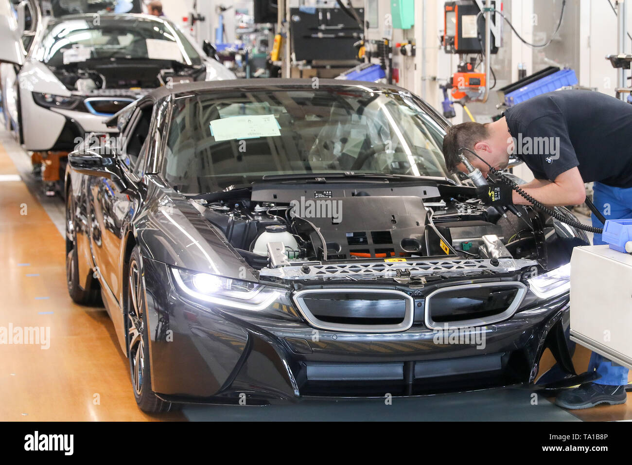 Leipzig, Germany. 20th May, 2019. Employees at the BMW plant in Leipzig ...