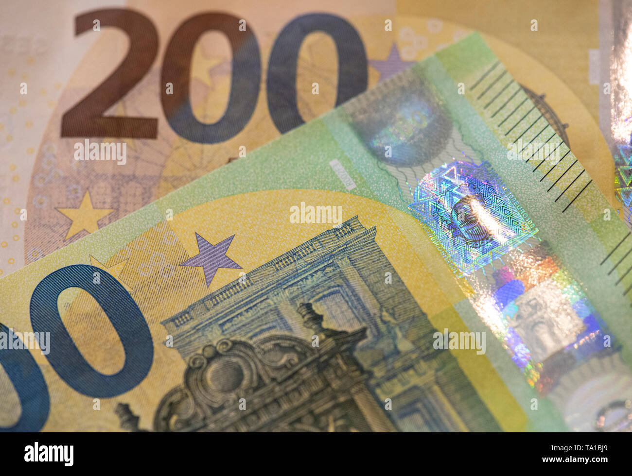 21 May 2019, Hessen, Frankfurt/Main: The revised 100 (bottom) and 200 ...