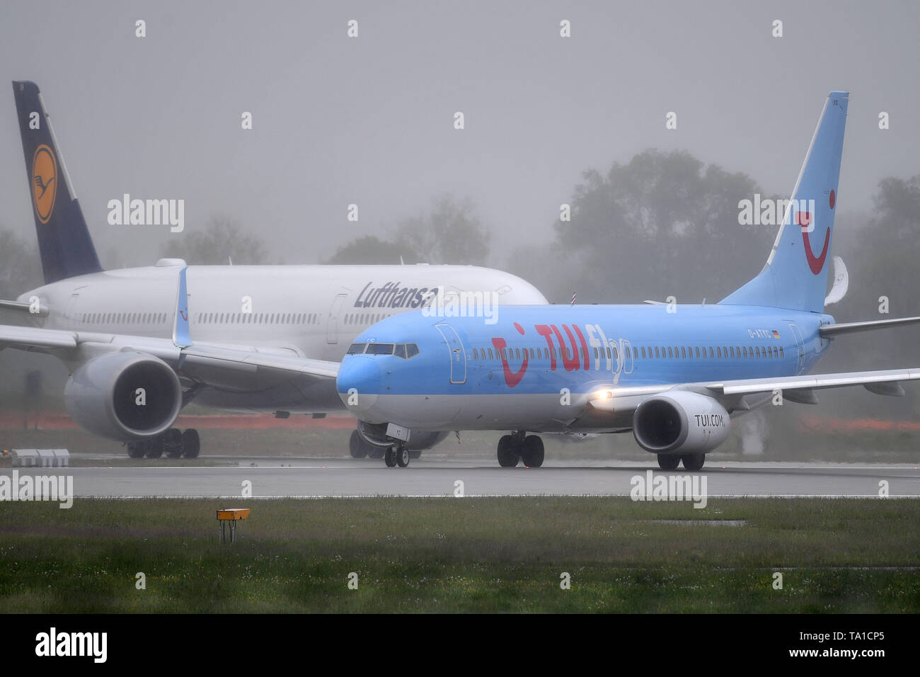 Tui deutschland airplane hi-res stock photography and images - Alamy