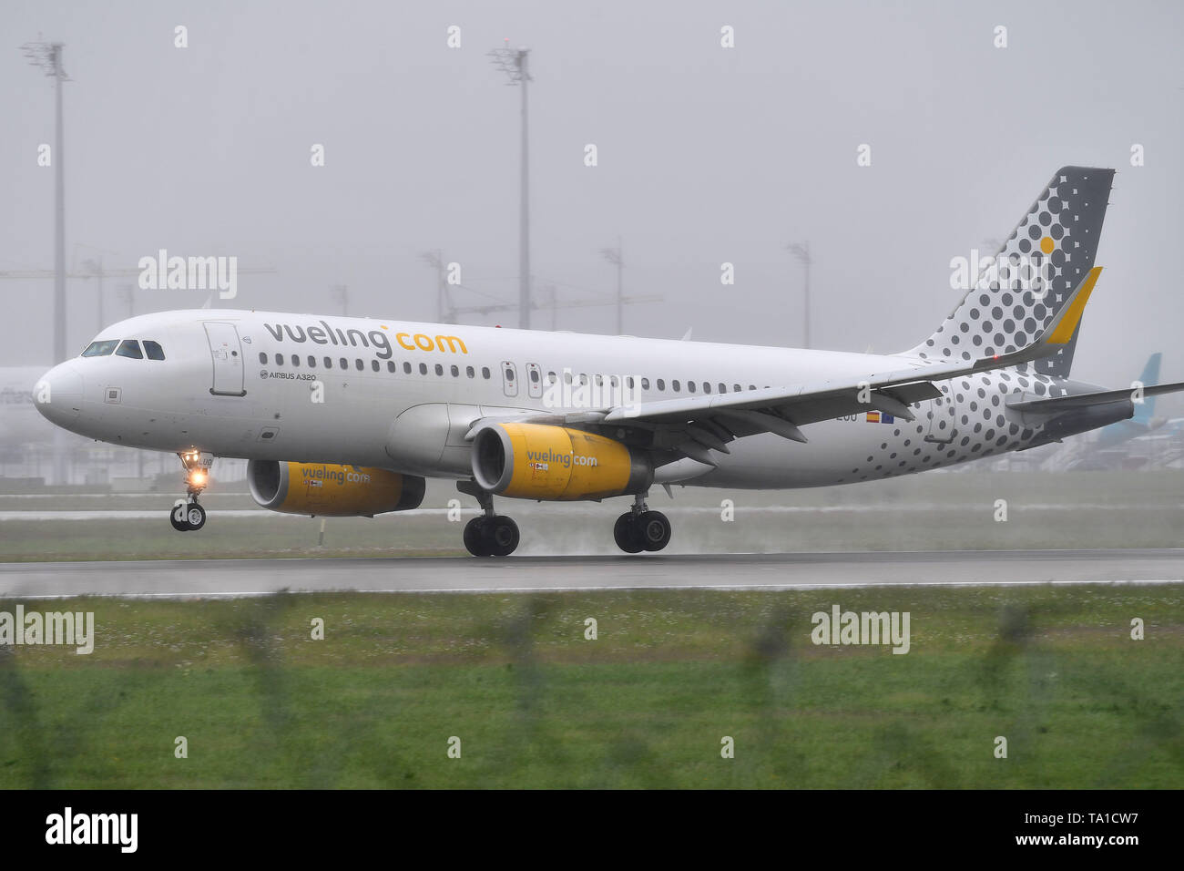Airbus a320 landing in rain hi-res stock photography and images - Alamy