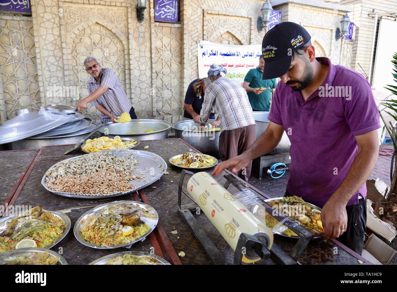 Baghdad, Iraq. 21st May, 2019. People prepare food for distribution at ...