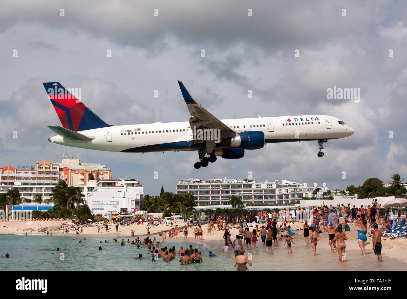 Simpson Bay, Saint Martin. 9th Dec, 2016. A Delta Airlines Boeing 757 ...