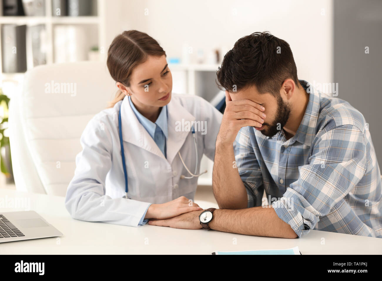 Female doctor and male patient hi-res stock photography and images - Alamy