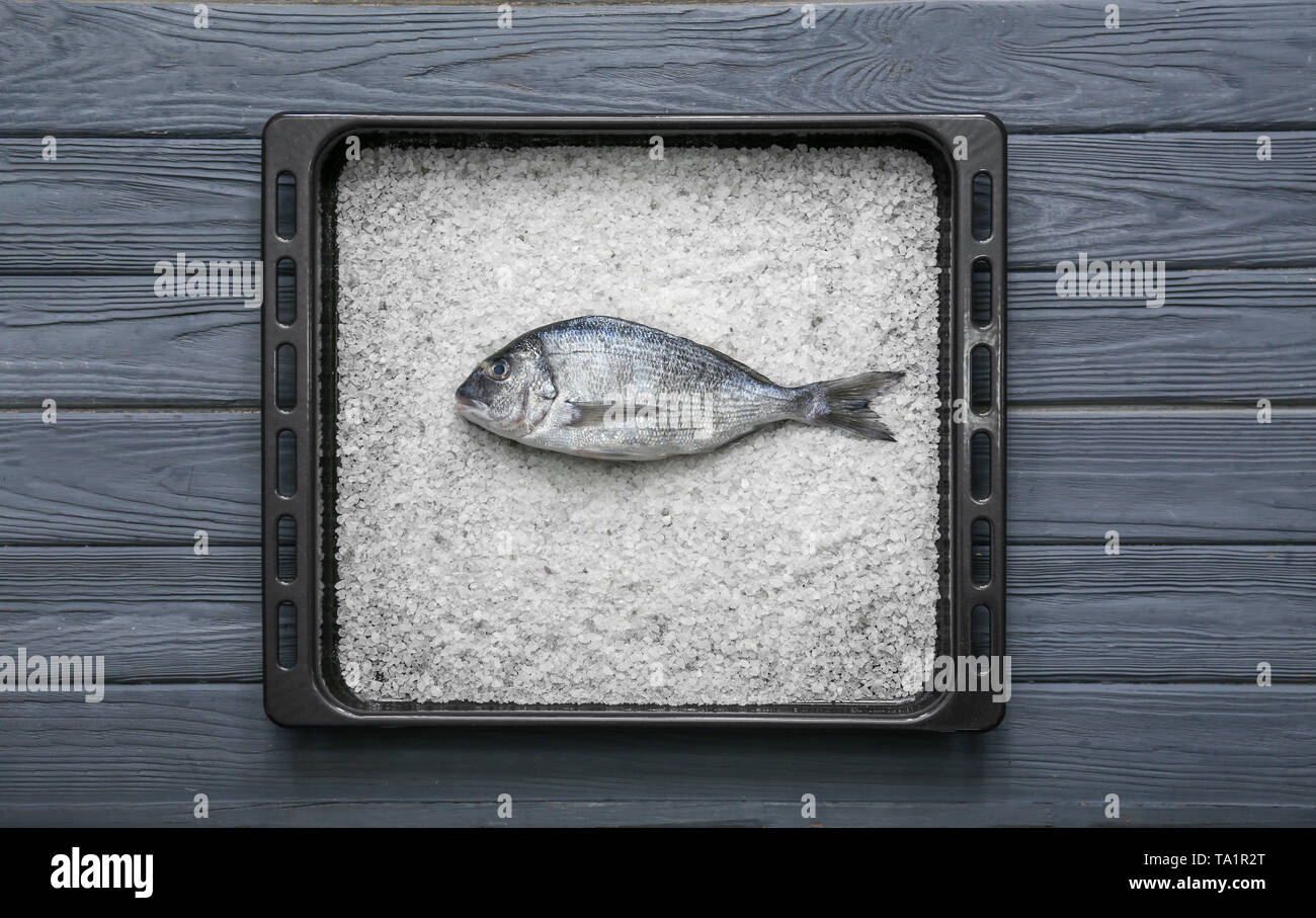 Fish in box hi-res stock photography and images - Alamy