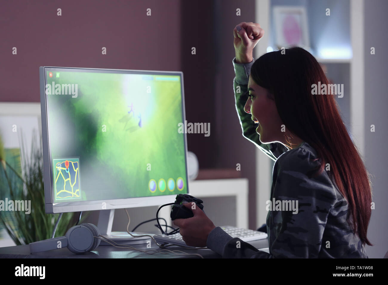 Young woman playing computer game hi-res stock photography and images ...