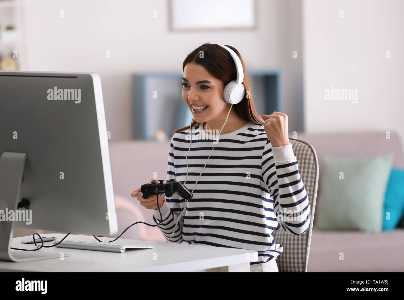Young woman playing computer game hi-res stock photography and images ...