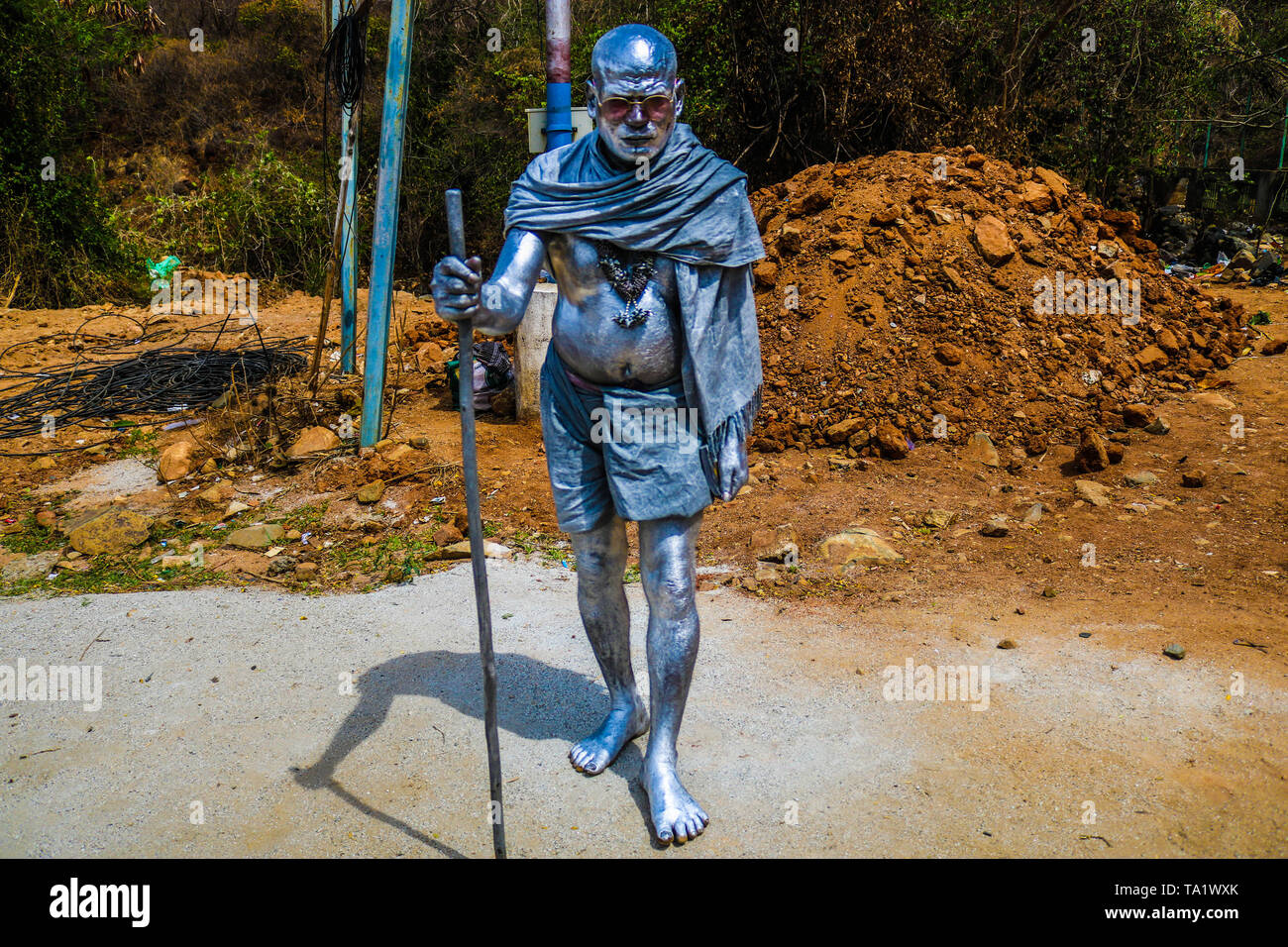 Human statue silver hi-res stock photography and images - Alamy