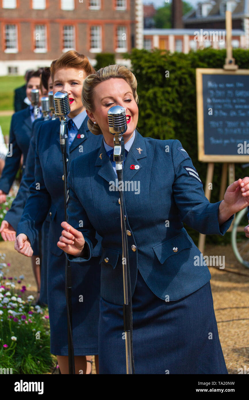 The D-Day Darlings dressed in WAAF uniform entertained veterans and ...