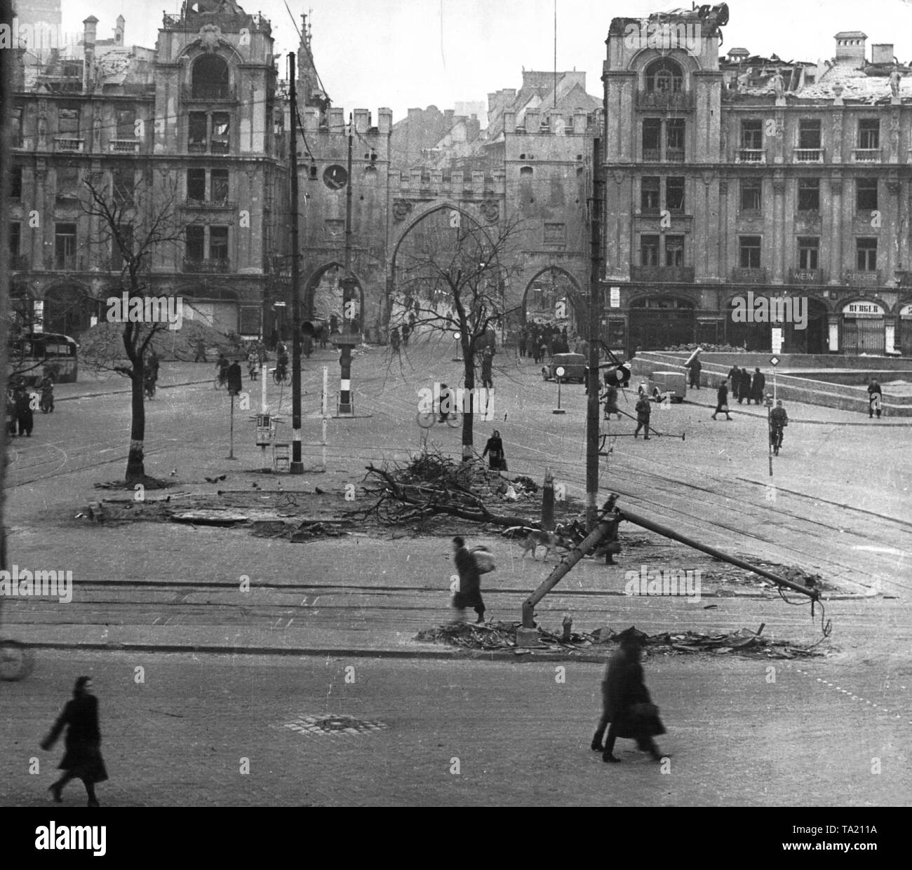 People at the Stachus after an Allied air raid in 1945 Stock Photo - Alamy