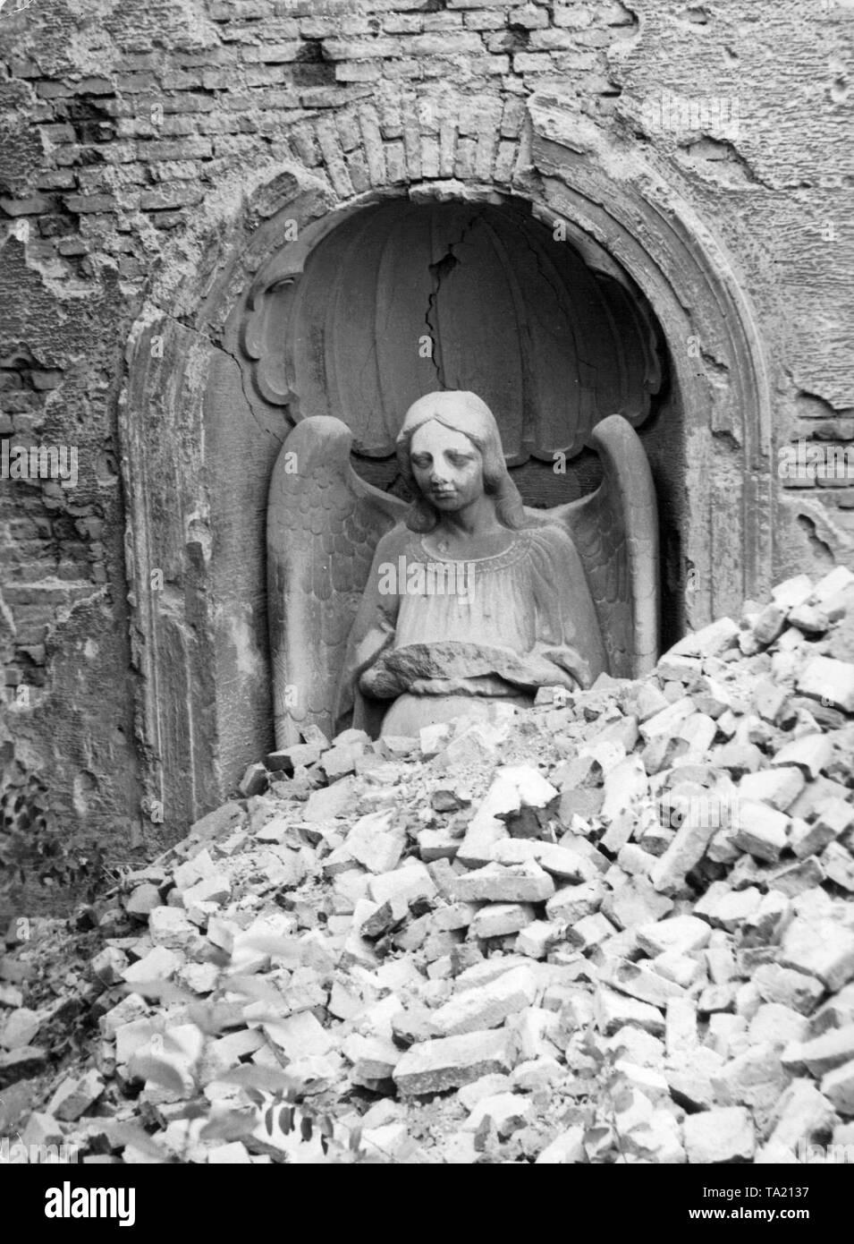 Rubble ruins second world war hi-res stock photography and images - Alamy