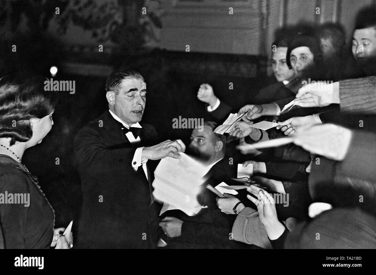 The clairvoyant Erik Jan Hanussen is surrounded by autograph hunters ...