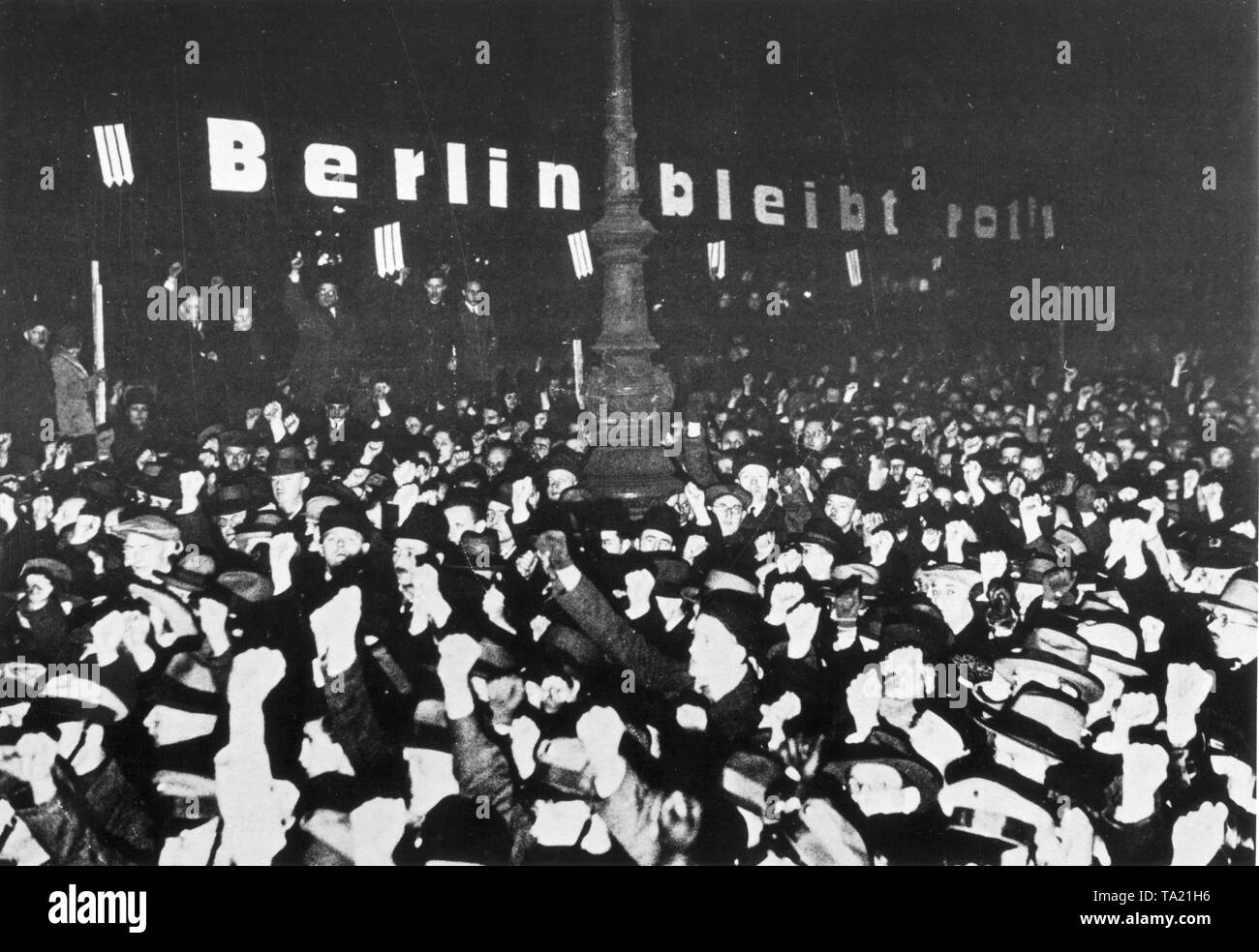 Thousands vent anger hi-res stock photography and images - Alamy