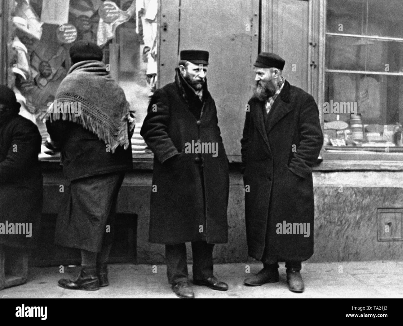 Two jewish men talking hi-res stock photography and images - Alamy