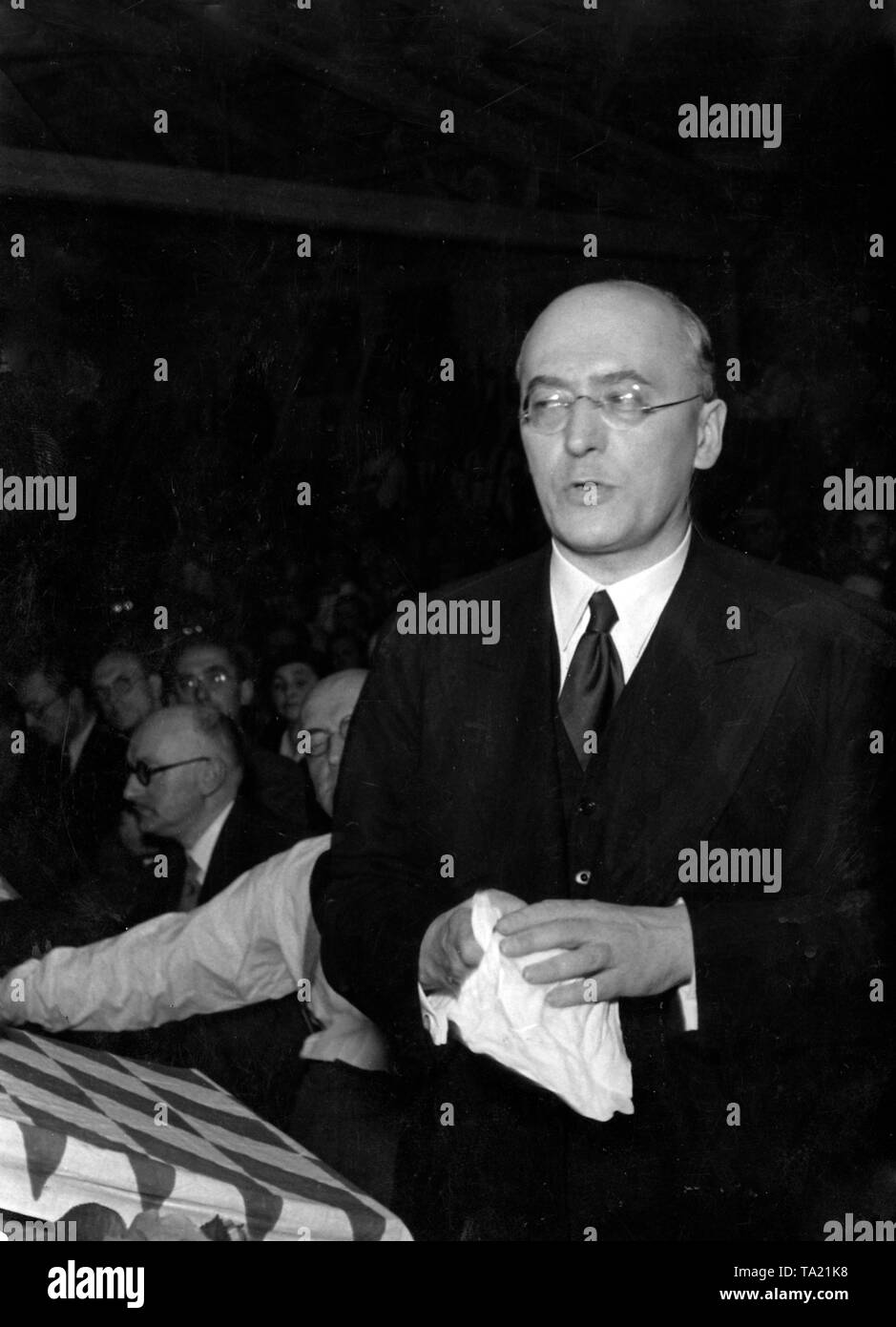 Dr heinrich hi-res stock photography and images - Alamy