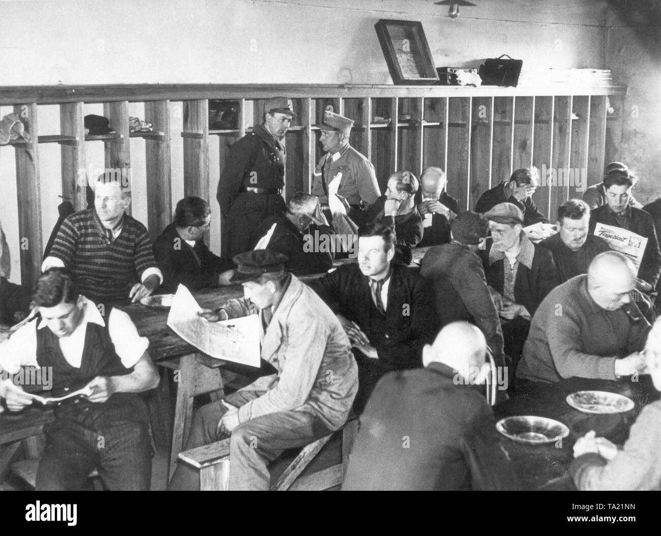 Prisoners spend their free time in the concentration camp Oranienburg ...