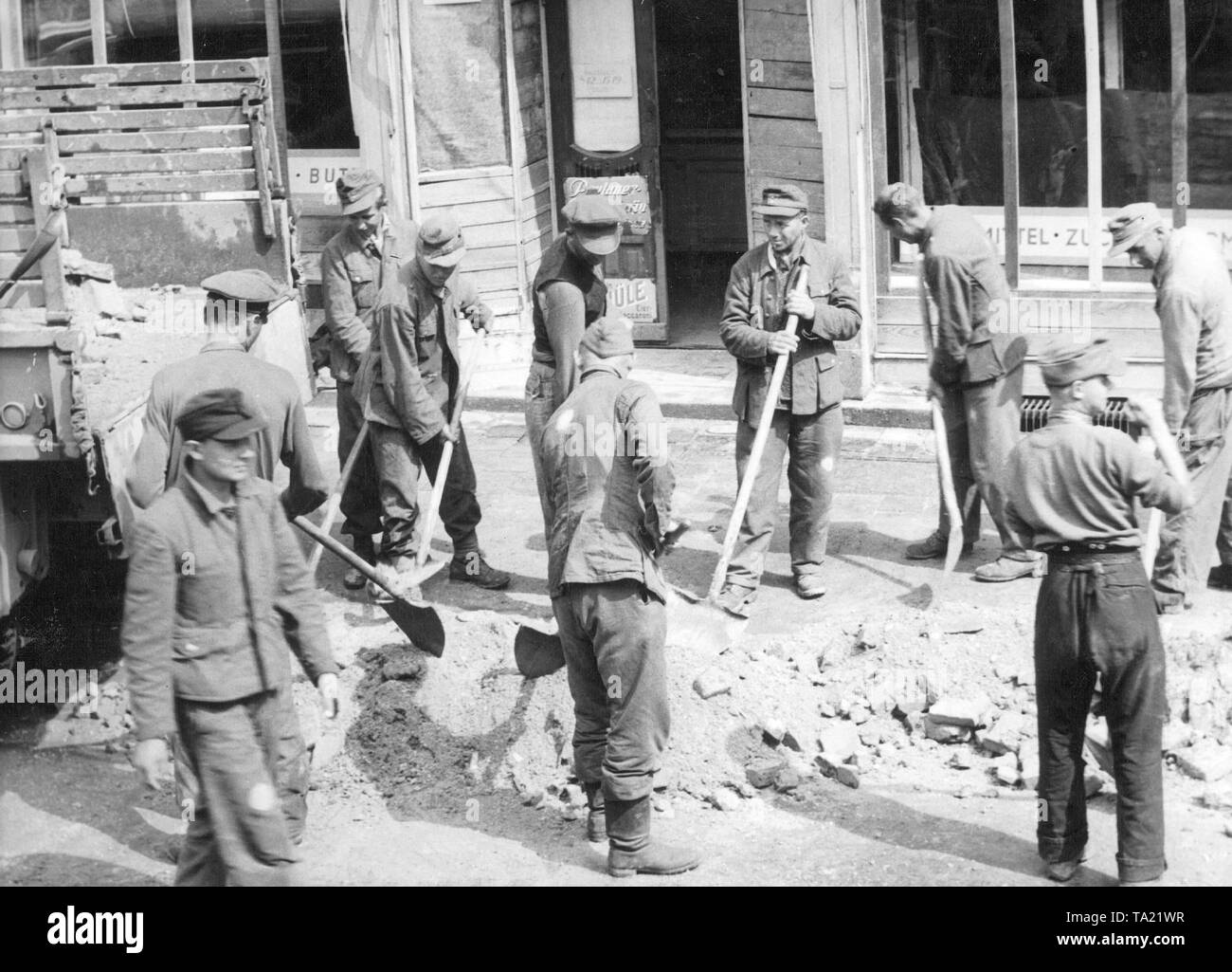 Soldiers in captivity are used by the Americans for the removal of bomb ...