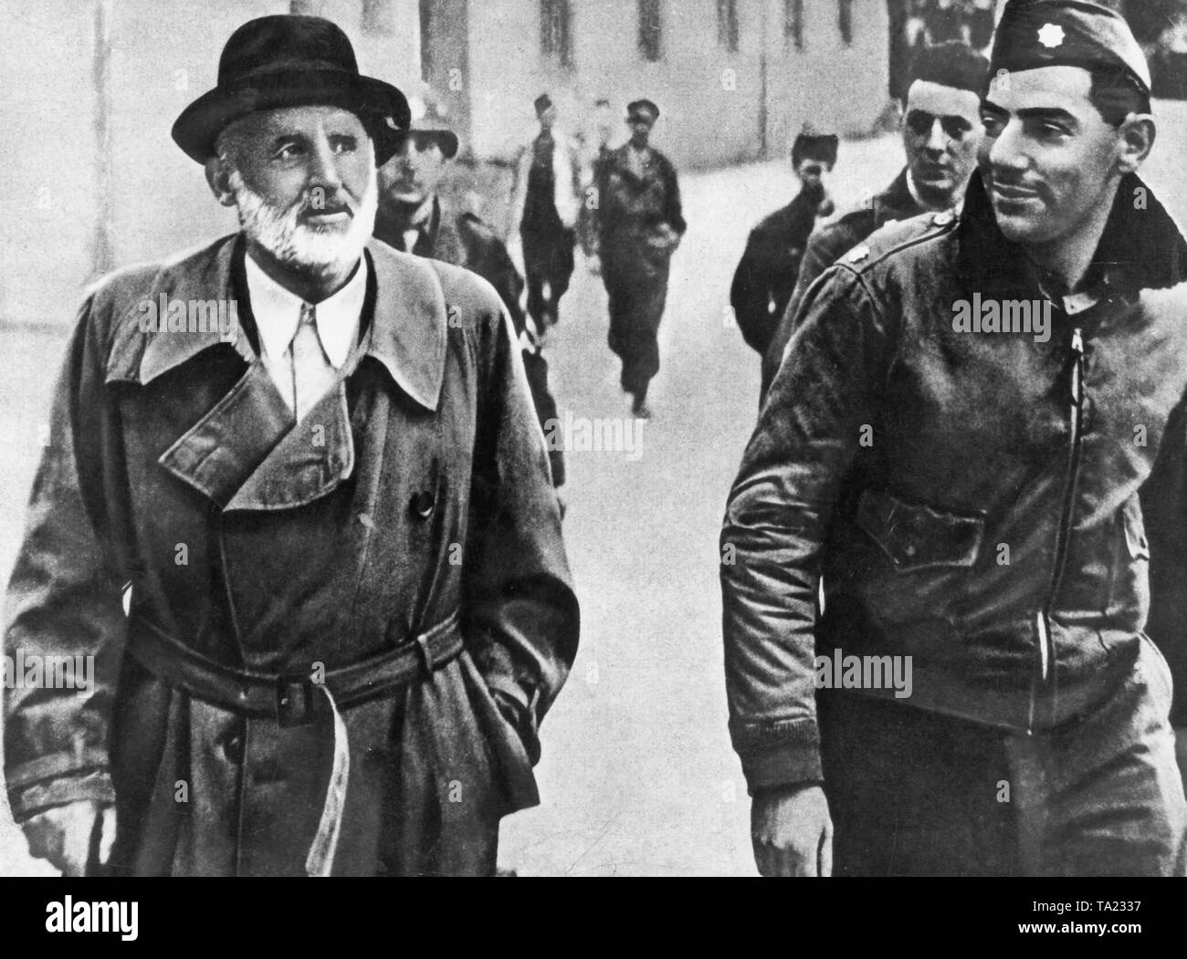 Ww ii newspaper Black and White Stock Photos & Images - Alamy