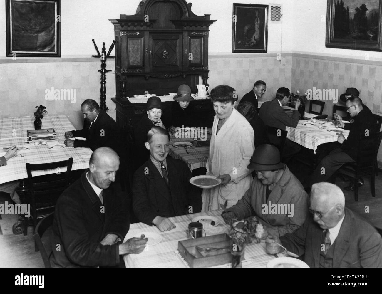 Soup kitchen depression hi-res stock photography and images - Alamy