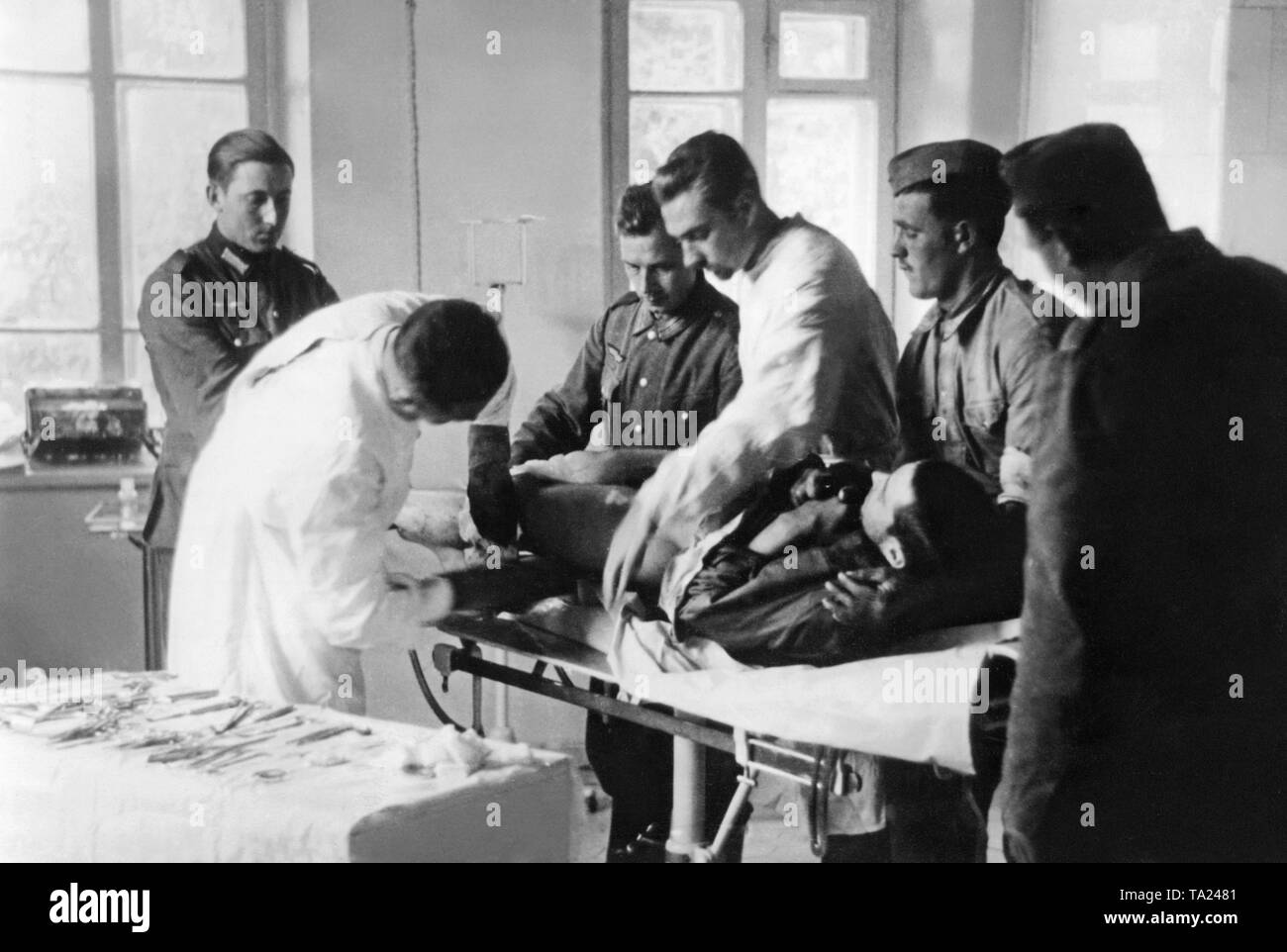 German doctors operate a Soviet prisoner of war on the Eastern Front ...