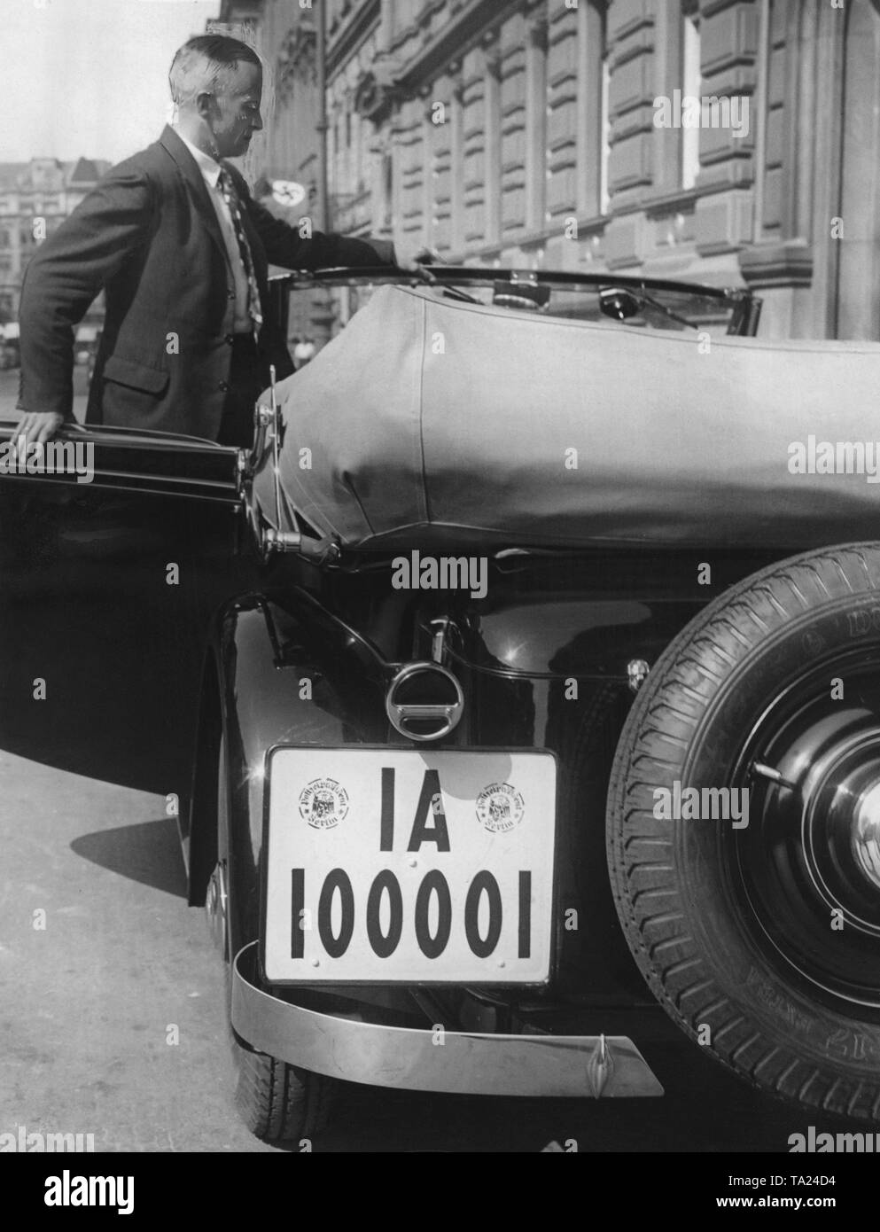 Car number 100 hi-res stock photography and images - Alamy