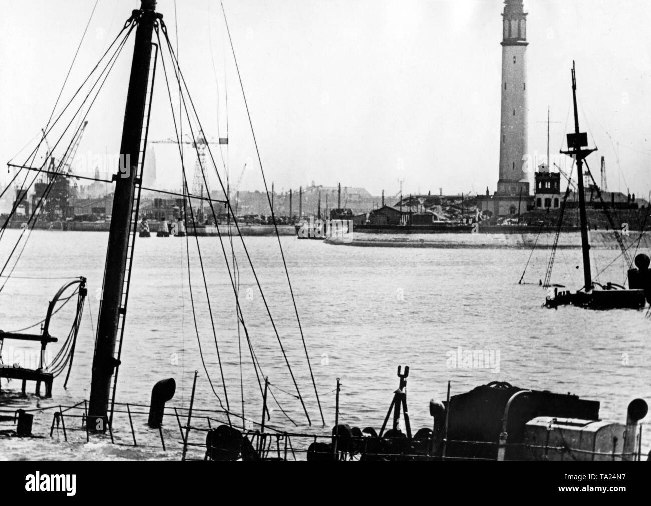 Battle of dunkirk ships hi-res stock photography and images - Alamy